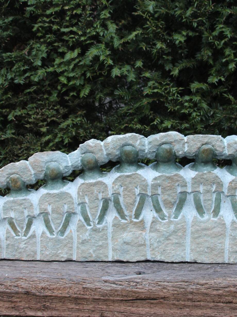 Beeld natuursteen Team 10 persons, 93 cm - Beeldenmarkt